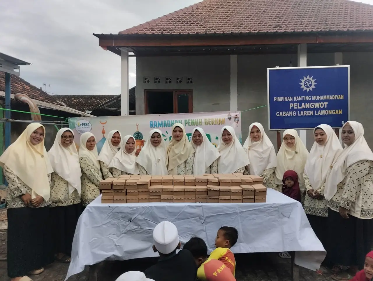 Tebar Takjil Oleh PRNA Pelangwot - PWMU.CO