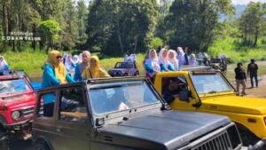 Basah Kuyup dan Penuh Tawa, Guru-Siswa Spemudas Paciran Serbu Jeep ...