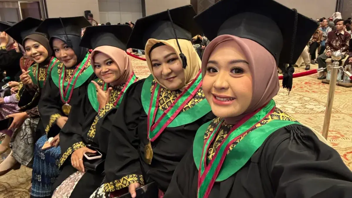 11 Mahasiswa Magister PBSI Umsura Diwisuda, Tiga Lulusan Raih IPK ...